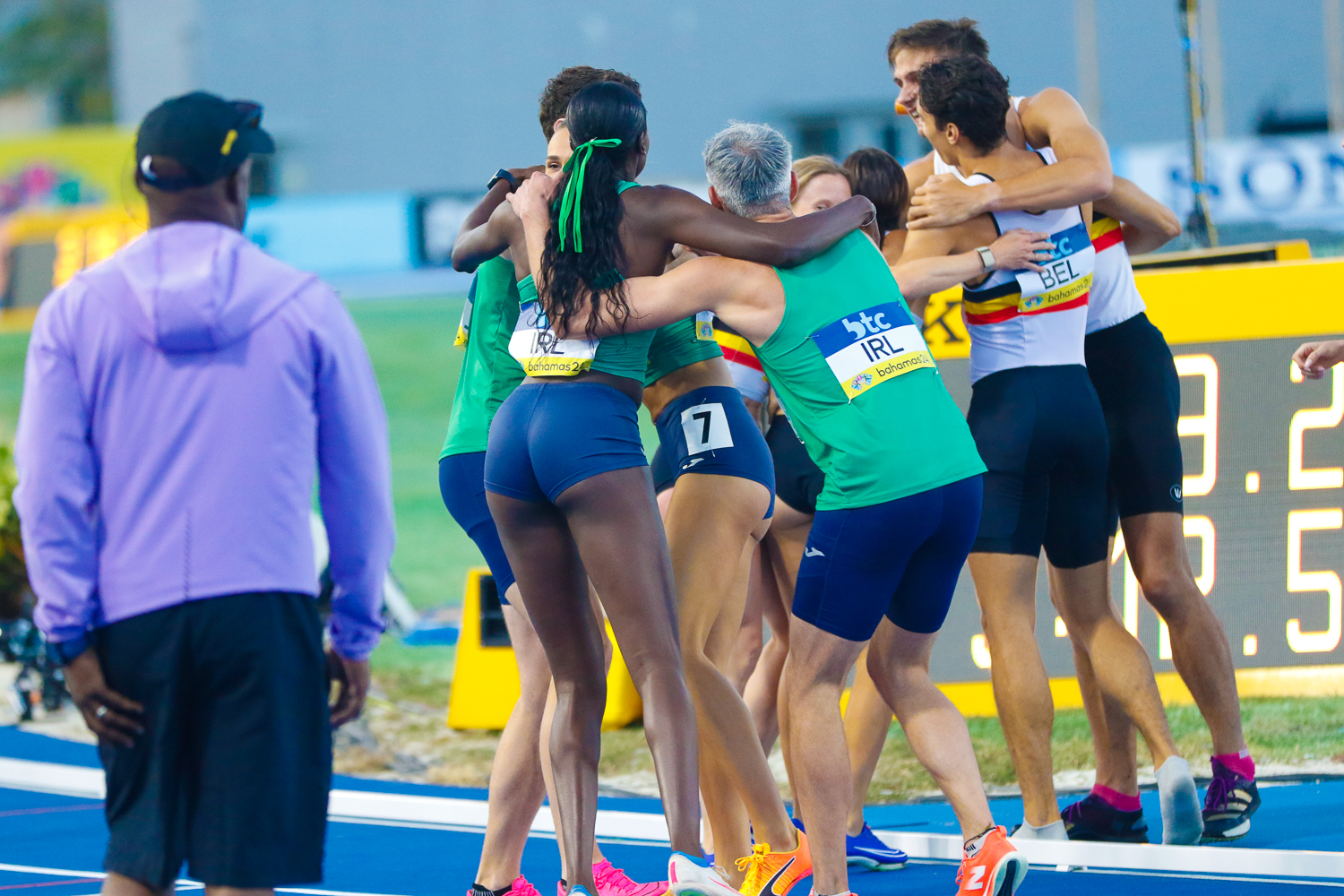 Exciting start to the World Relays as teams proceeding to the finals ...